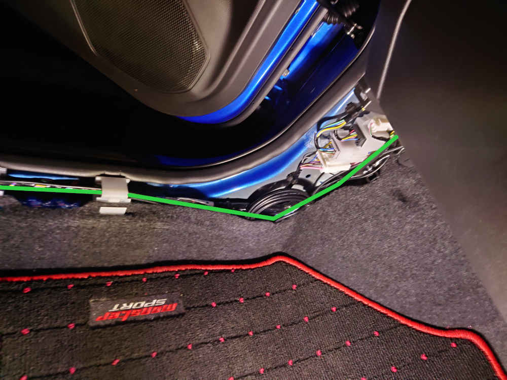 スイフトスポーツ（ZC33S）に9インチナビを取り付け～其の壱 バックカメラ取り付け編 | 雄BISHA（おすびしゃ）